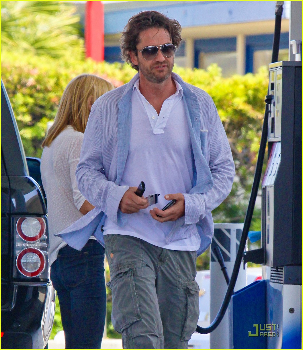 Gerard Butler Gets Gas in Malibu: Photo 2570522 | Gerard Butler Photos ...