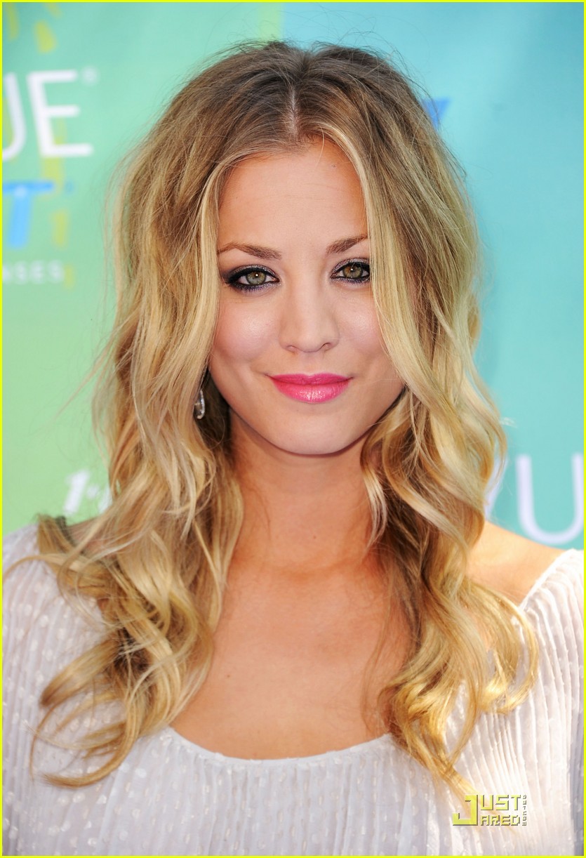 Kaley Cuoco - Teen Choice Awards 2011 Red Carpet: Photo 2567819 | 2011 ...