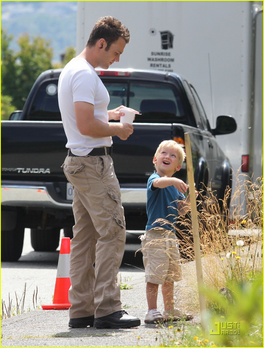 Seth Gabel: 'Fringe' Set with Son Theo!: Photo 2567190 | Bryce Dallas ...