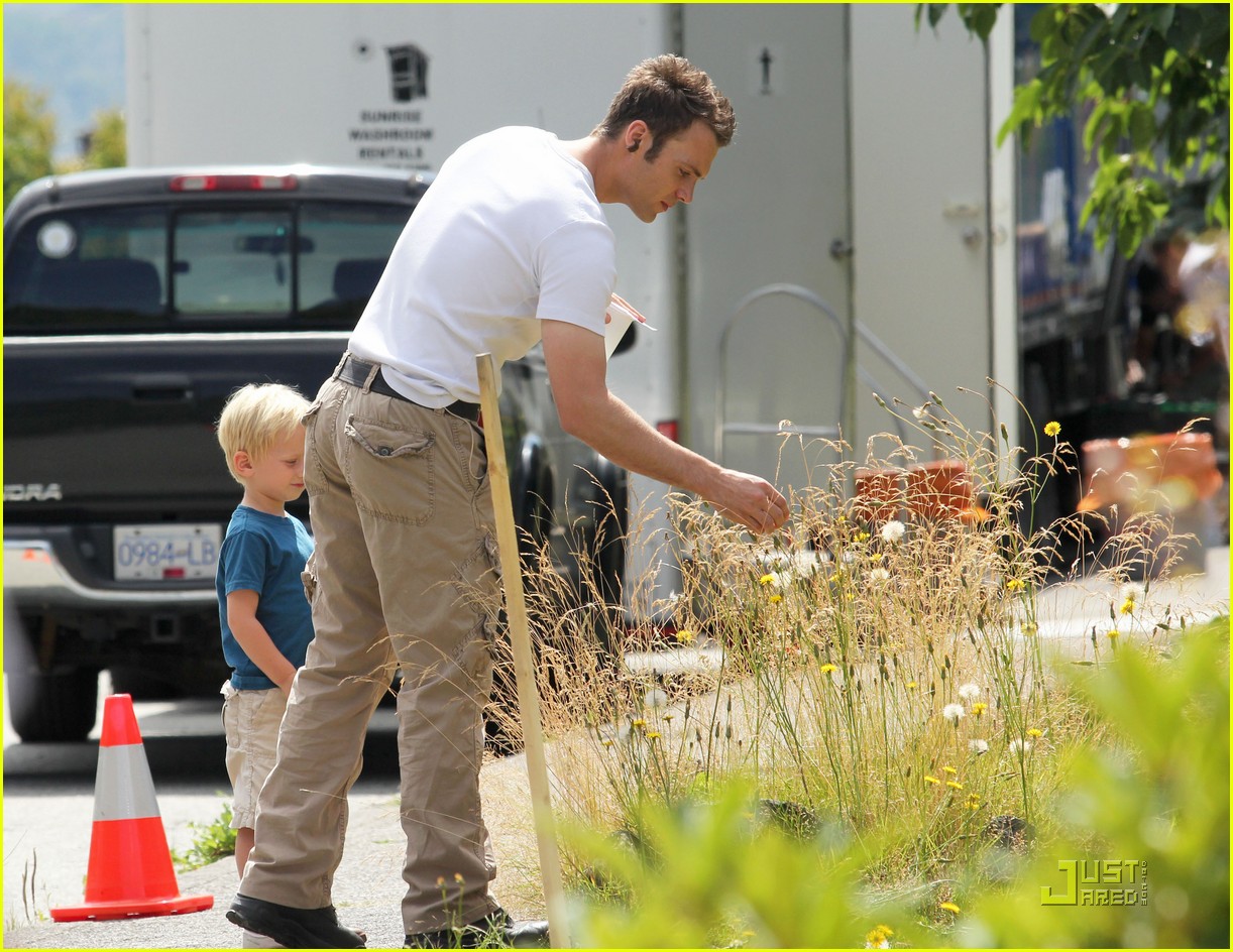 Seth Gabel: 'Fringe' Set with Son Theo!: Photo 2567191 | Bryce Dallas ...