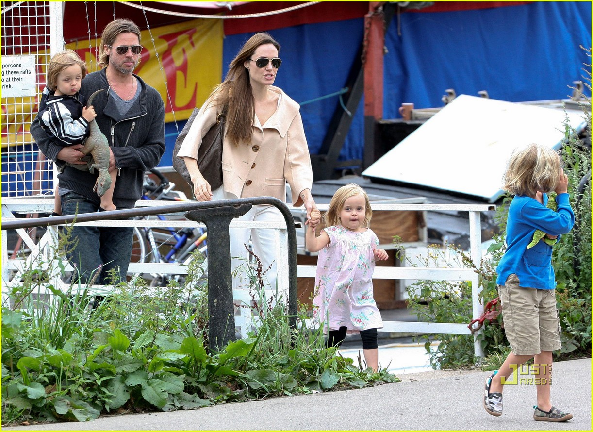 Angelina Jolie & Brad Pitt: Puppet Show with the Twins!: Photo 2569848 ...