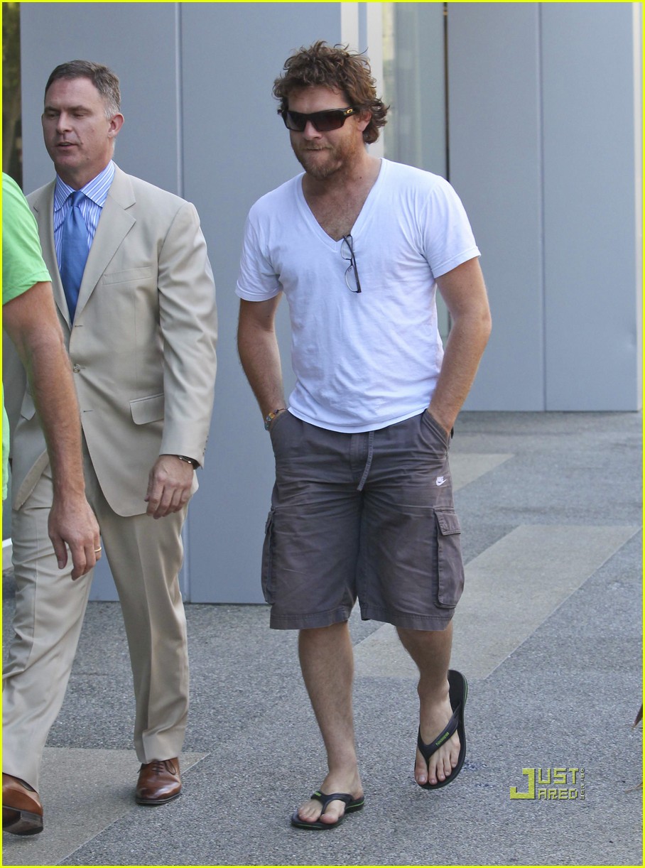 Sam Worthington: Scruffy at a Steakhouse: Photo 2566813 | Sam ...