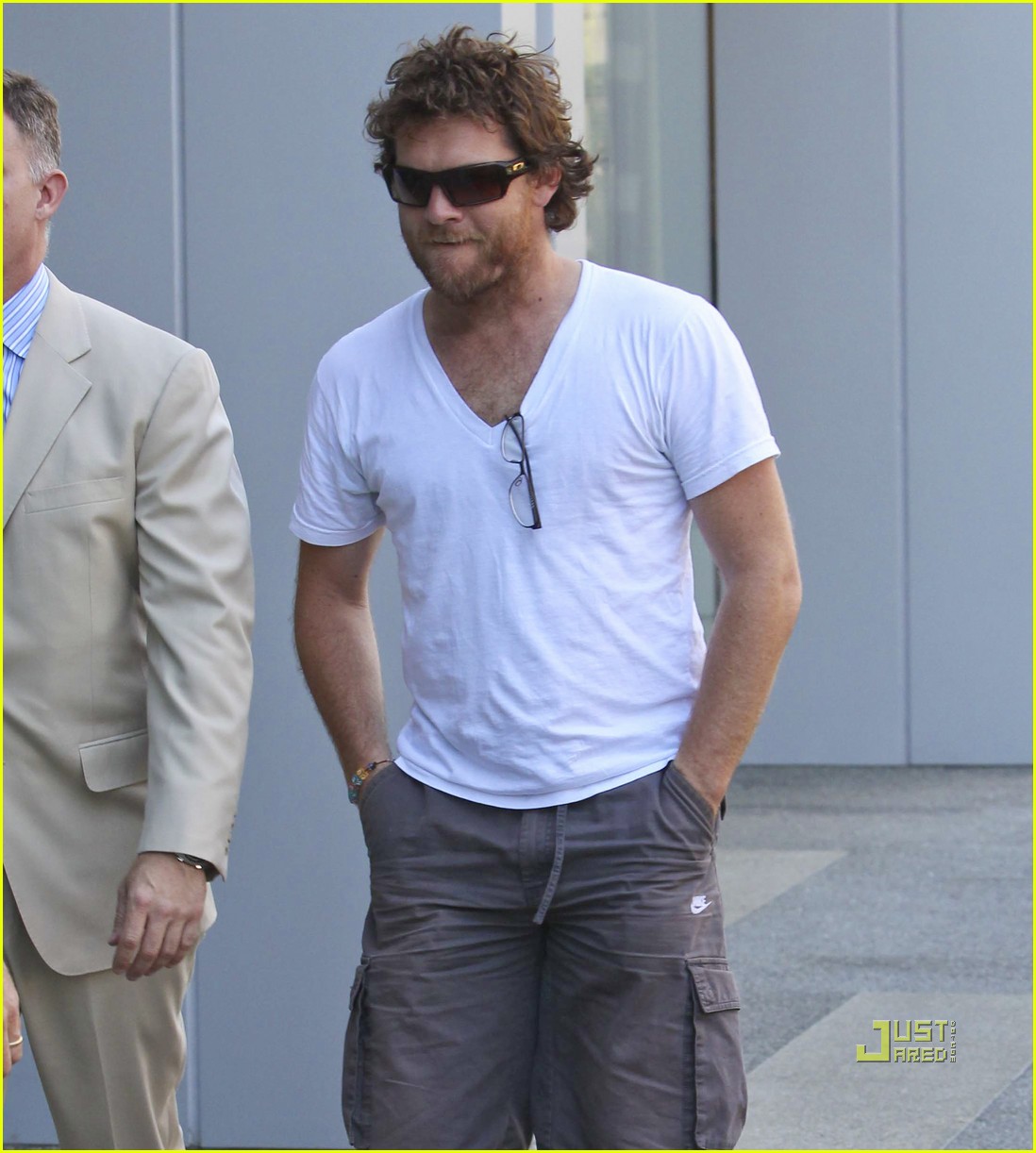 Sam Worthington: Scruffy at a Steakhouse: Photo 2566816 | Sam ...