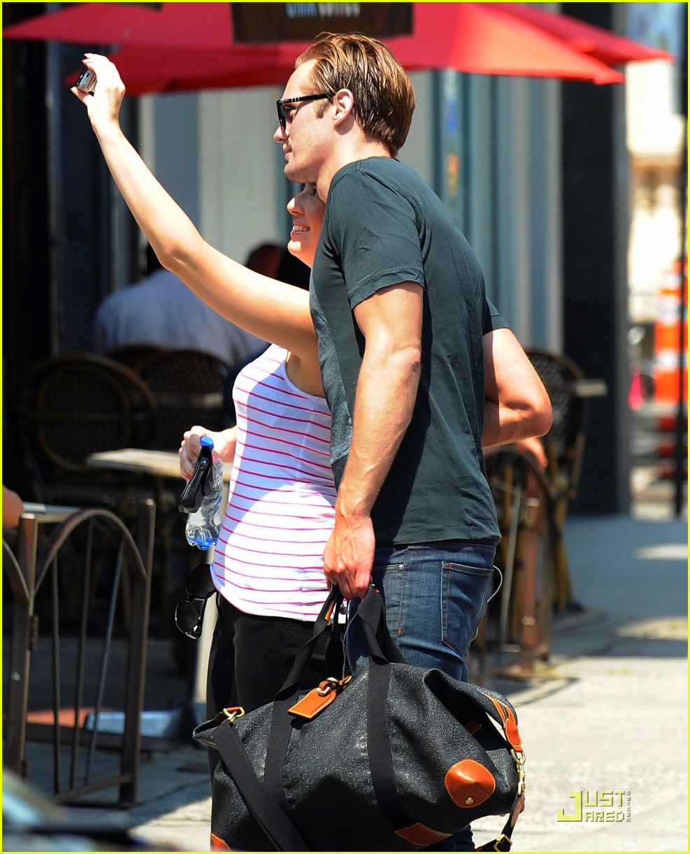 Alexander Skarsgard: Fan Friendly in NYC!: Photo 2567120 | Alexander ...