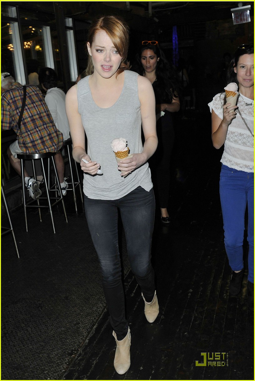 Emma Stone: 'The Help' Debuts to Strong Numbers: Photo 2569618 | Emma ...