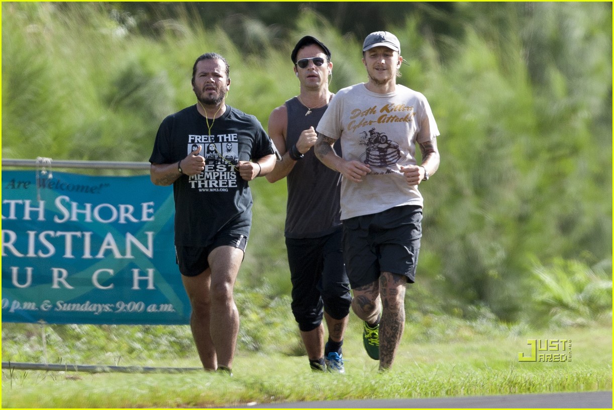 Justin Theroux: Jogging with Friends in Hawaii: Photo 2568250 | Justin ...