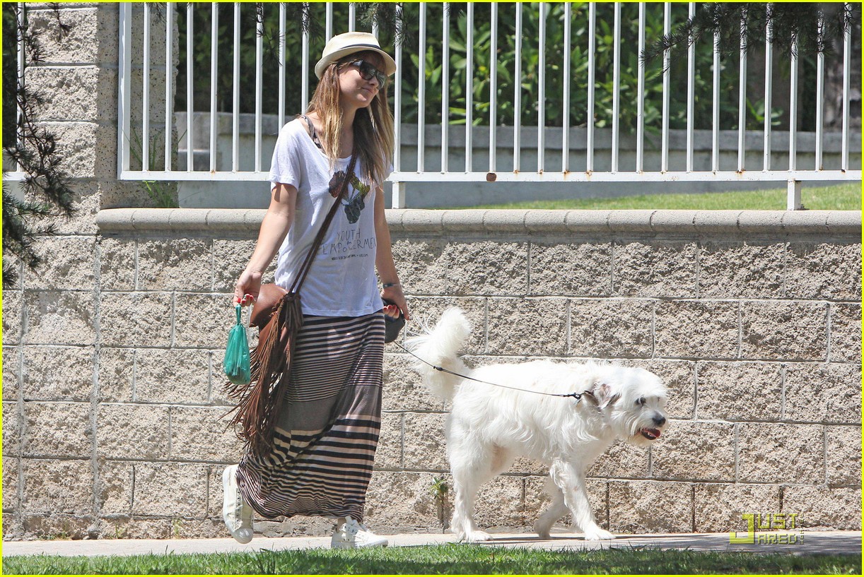 Olivia Wilde: Sunny Saturday with Her Pup!: Photo 2569997 | Olivia ...