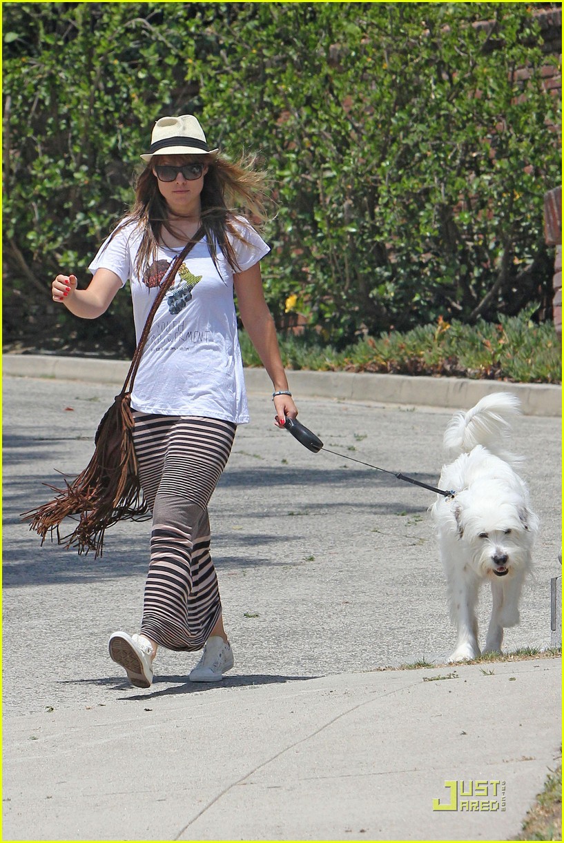 Olivia Wilde: Sunny Saturday with Her Pup!: Photo 2570000 | Olivia ...