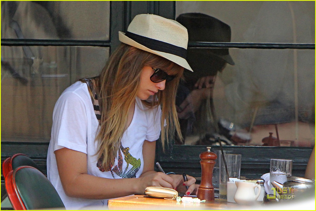 Olivia Wilde: Sunny Saturday with Her Pup!: Photo 2570011 | Olivia ...