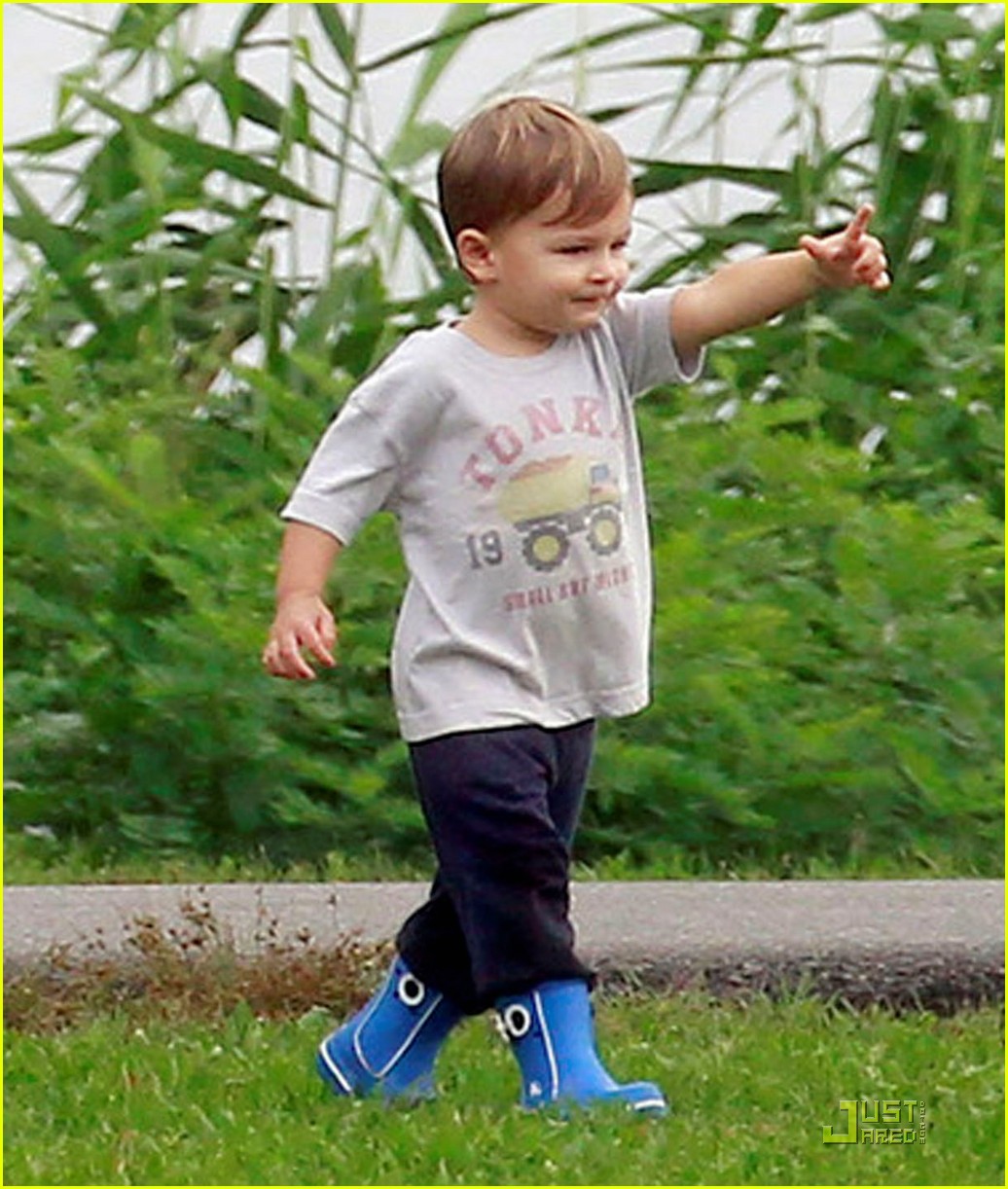 Gisele Bundchen & Benjamin Check Out Boston's Riverfront: Photo 2583548 ...