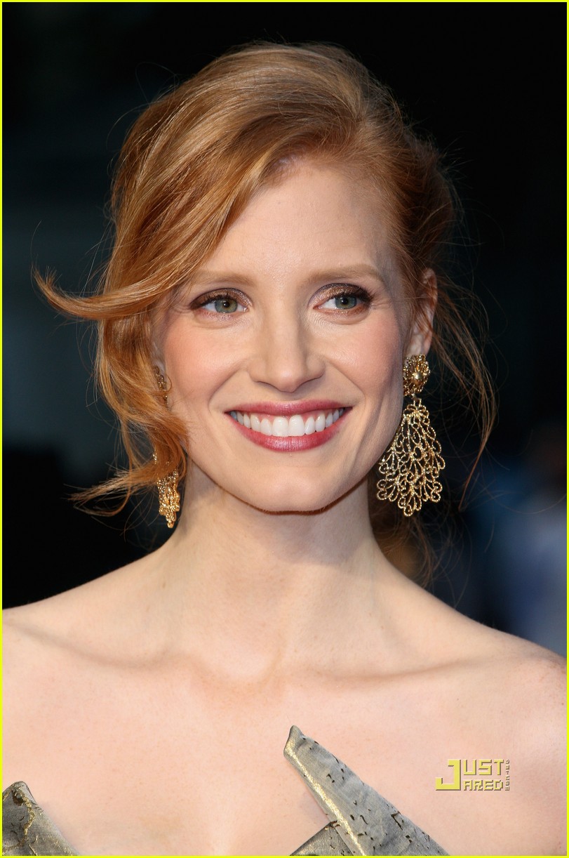 Jessica Chastain: 'Debt' UK Premiere with Helen Mirren!: Photo 2582517 ...