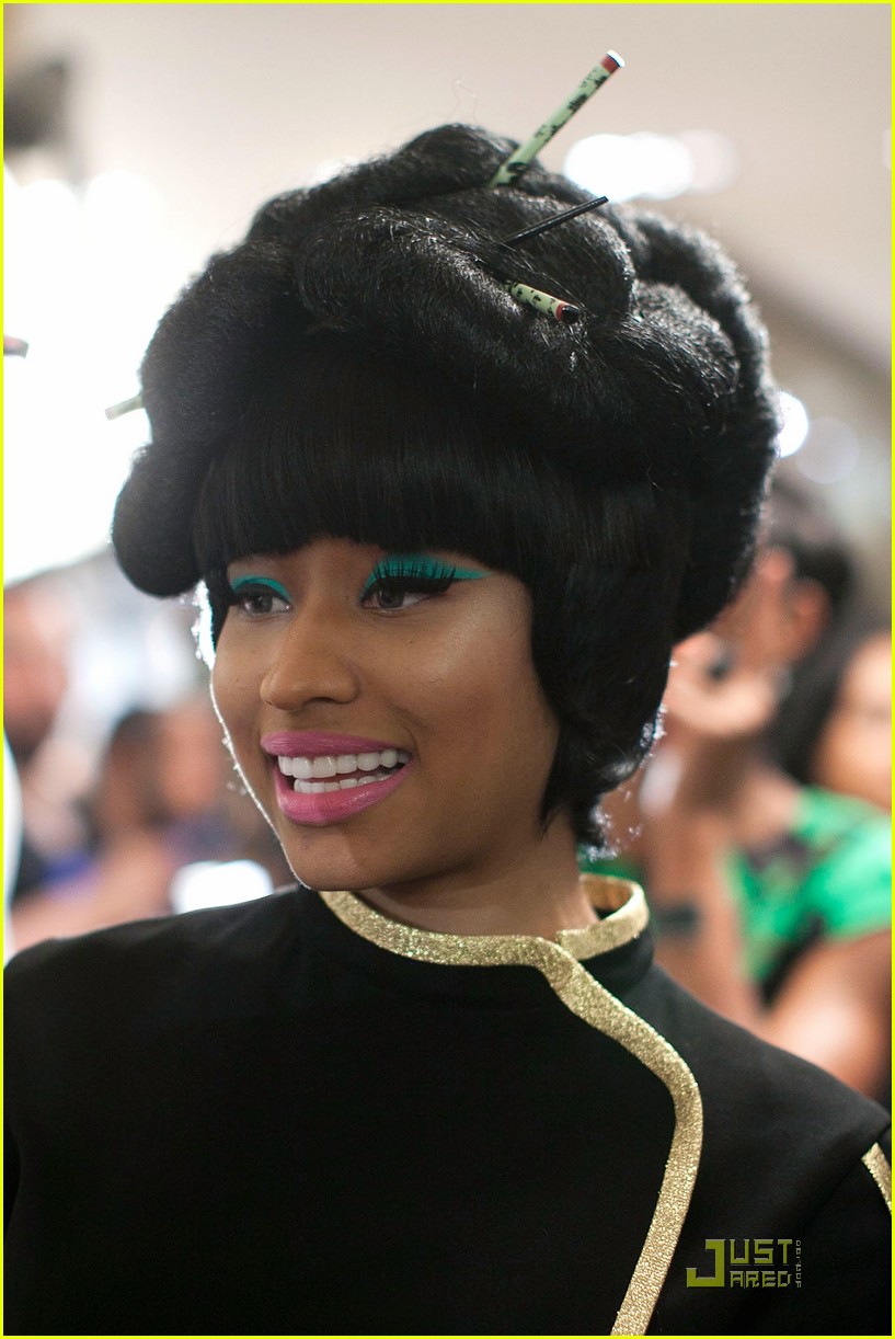 Nicki Minaj Causes Fandemonium During Fashion's Night Out: Photo ...