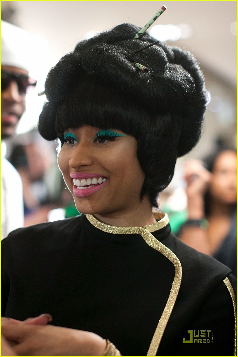 Nicki Minaj Causes Fandemonium During Fashion's Night Out: Photo ...