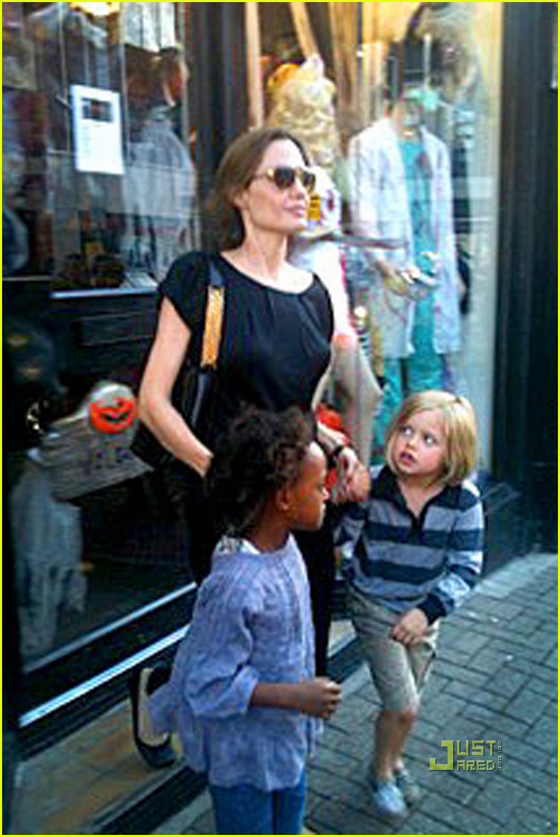 Angelina Jolie & Brad Pitt: Party Store with the Kids: Photo 2584799 ...