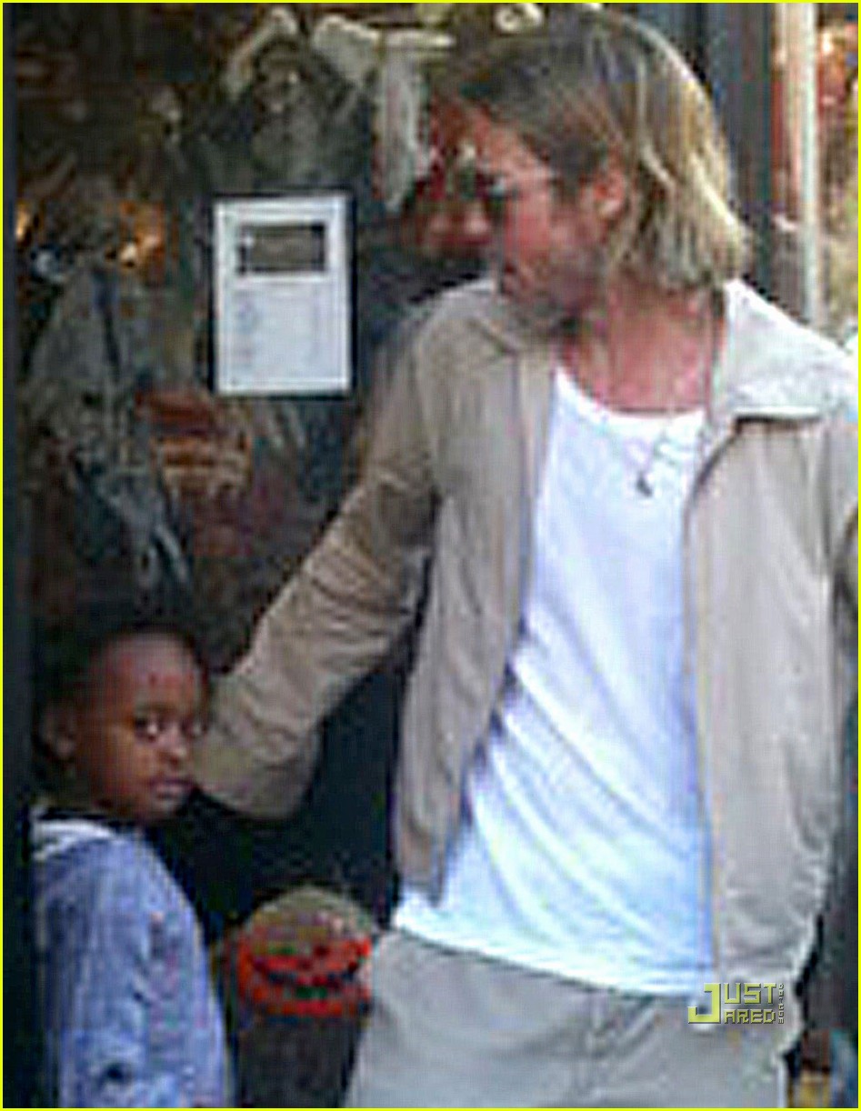 Angelina Jolie & Brad Pitt: Party Store with the Kids: Photo 2584803 ...