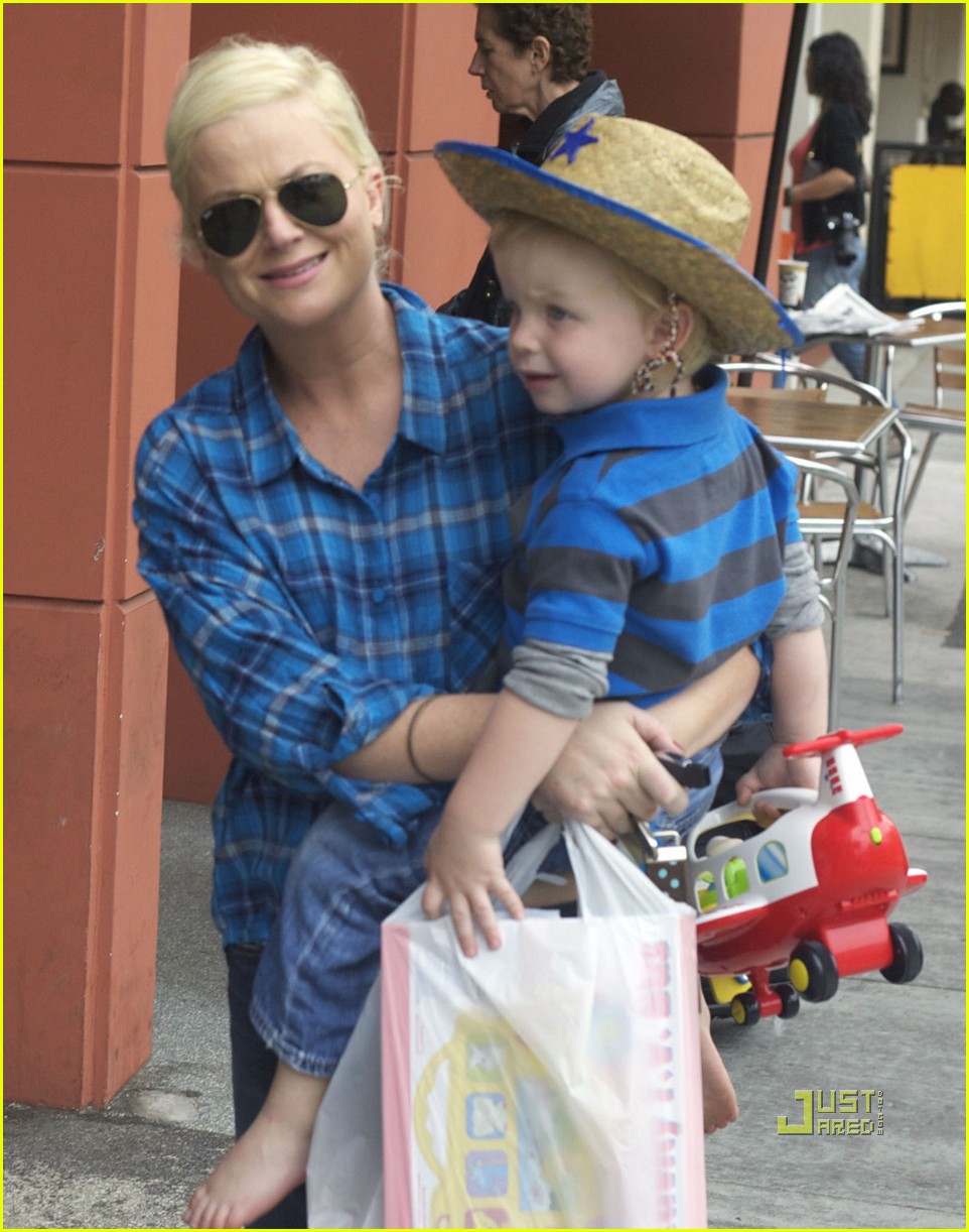Amy Poehler & Archie: Toy Store Twosome: Photo 2583918 | Amy Poehler ...