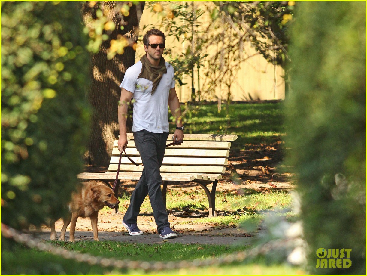 Ryan Reynolds: Boston Garden with Baxter!: Photo 2585242 | Jeff Bridges ...