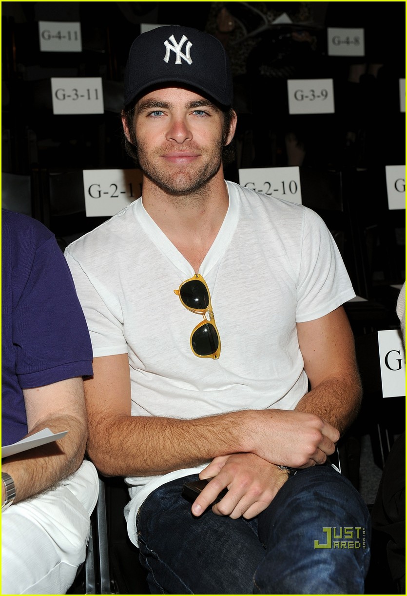 Chris Pine & Dad Robert Pine: Rebecca Minkoff Fashion Show!: Photo ...