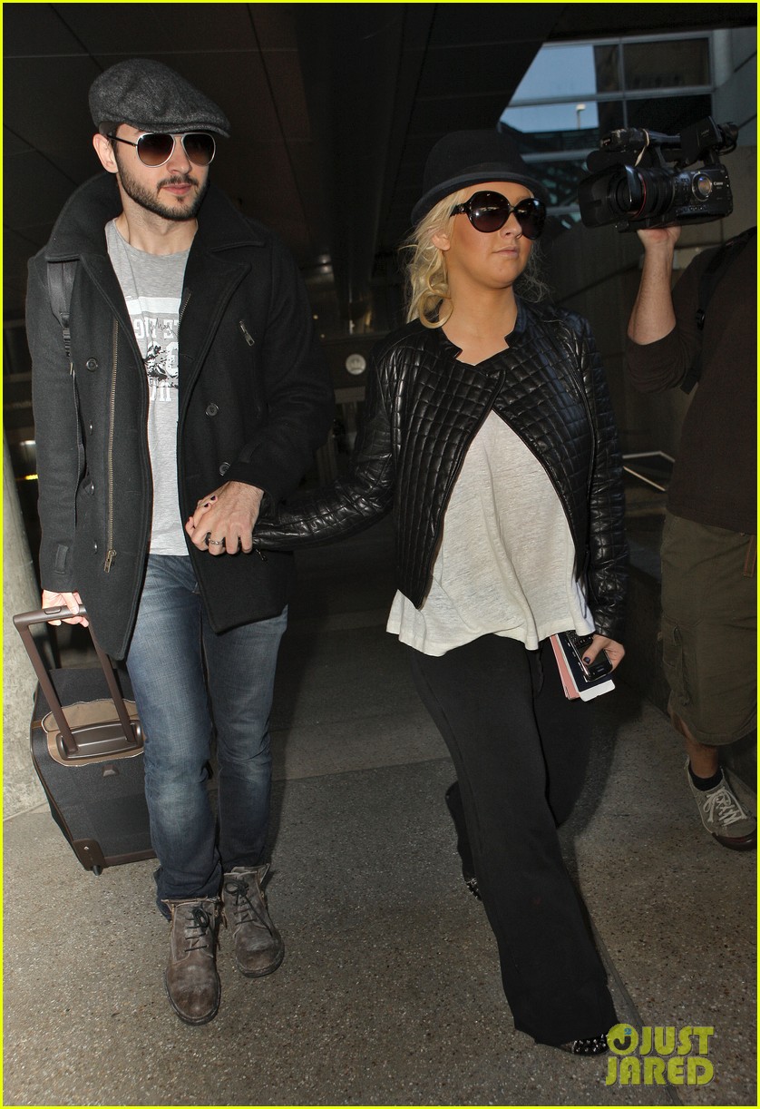 Christina Aguilera & Matt Rutler Hold Hands at LAX: Photo 2588434 ...