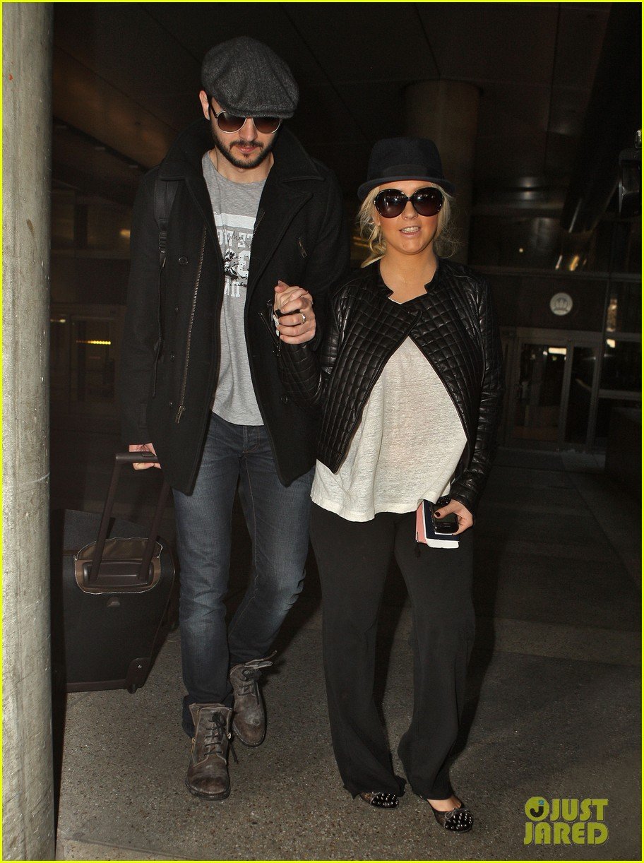 Christina Aguilera & Matt Rutler Hold Hands at LAX: Photo 2588436 ...
