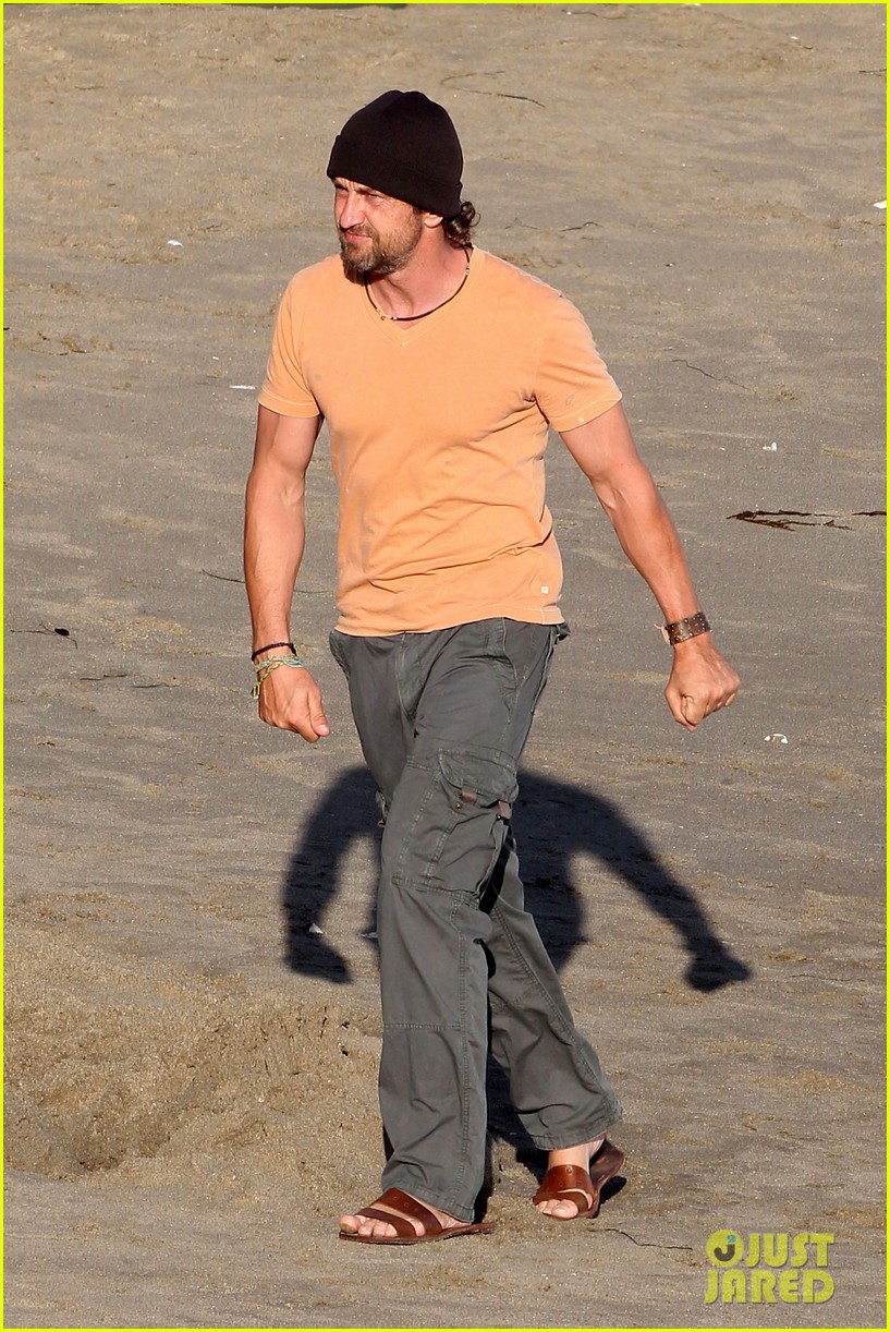 Gerard Butler: 'Of Men and Mavericks' Beach Scenes!: Photo 2589990 ...