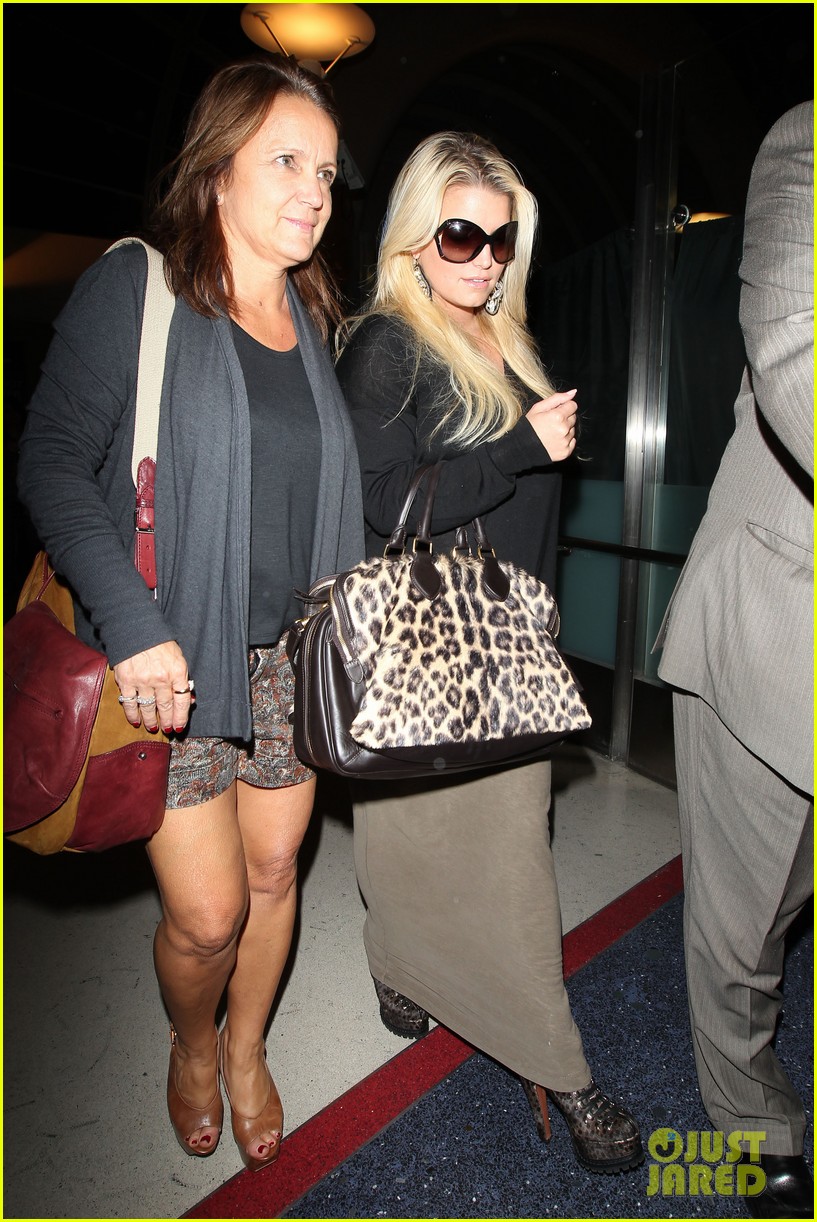 Jessica Simpson: LAX Landing with Mom!: Photo 2588648 | Jessica Simpson ...
