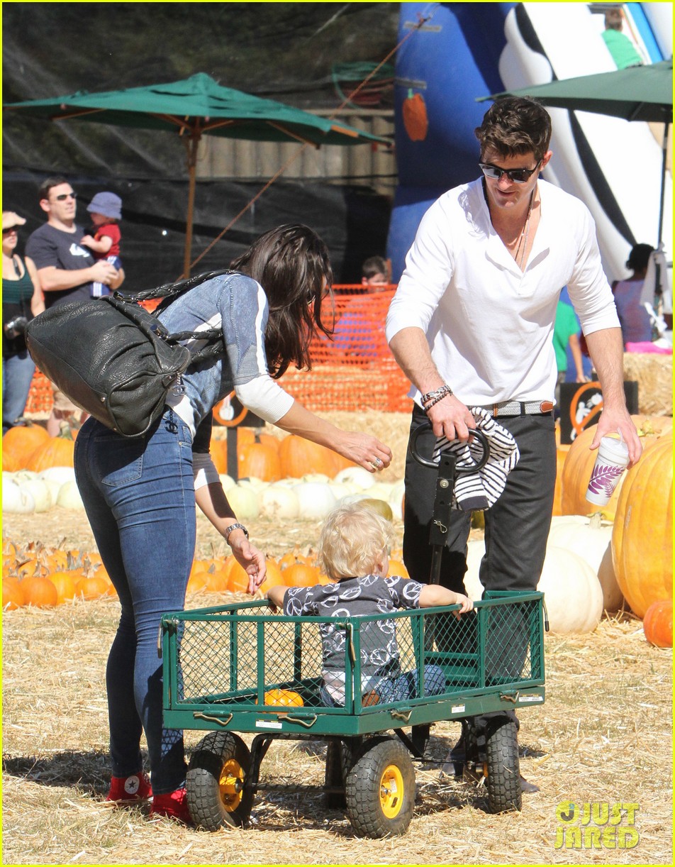 Robin Thicke & Paula Patton: Pumpkin Patch with Julian!: Photo 2588457 ...