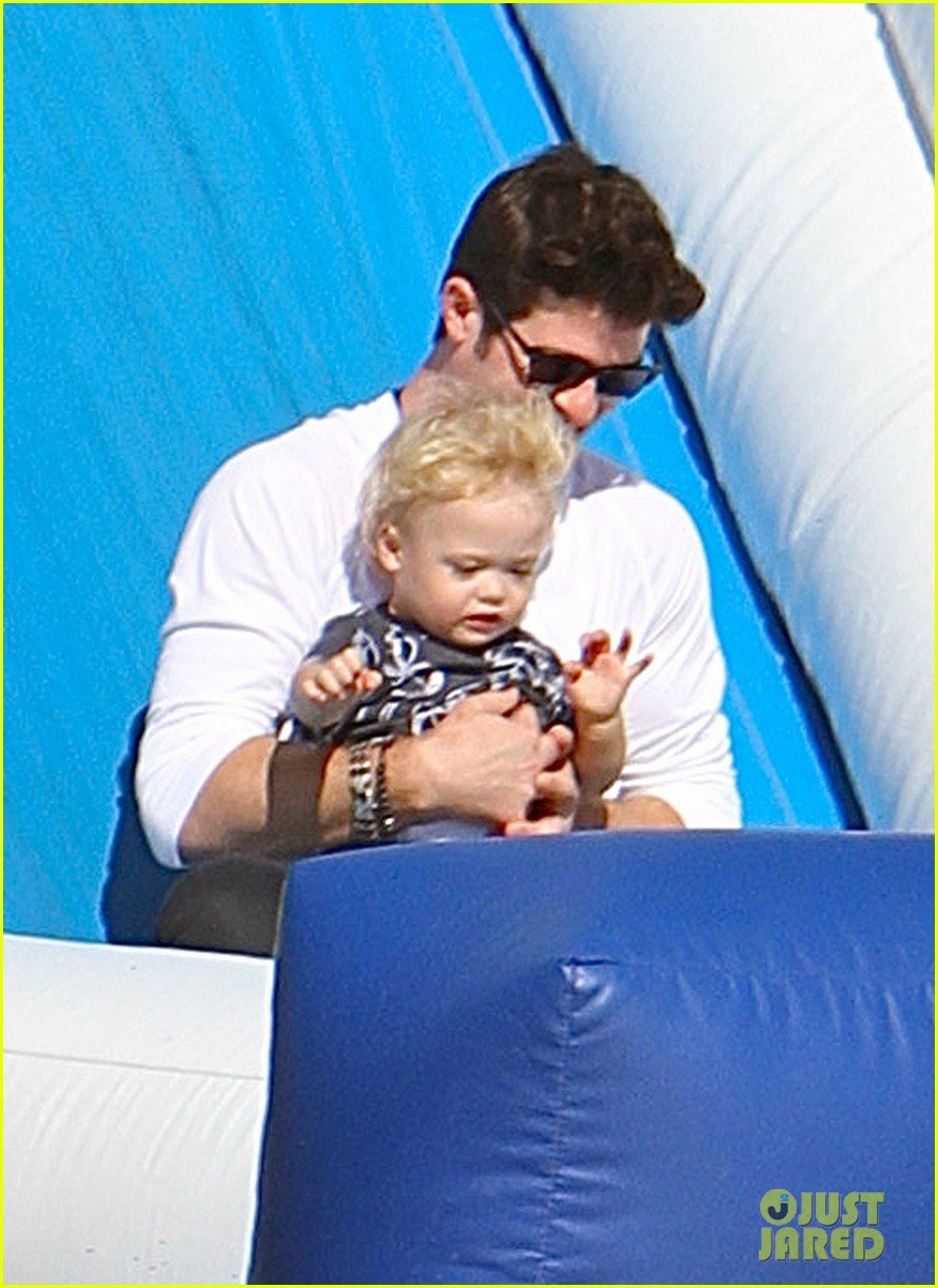 Robin Thicke & Paula Patton: Pumpkin Patch with Julian!: Photo 2588460 ...
