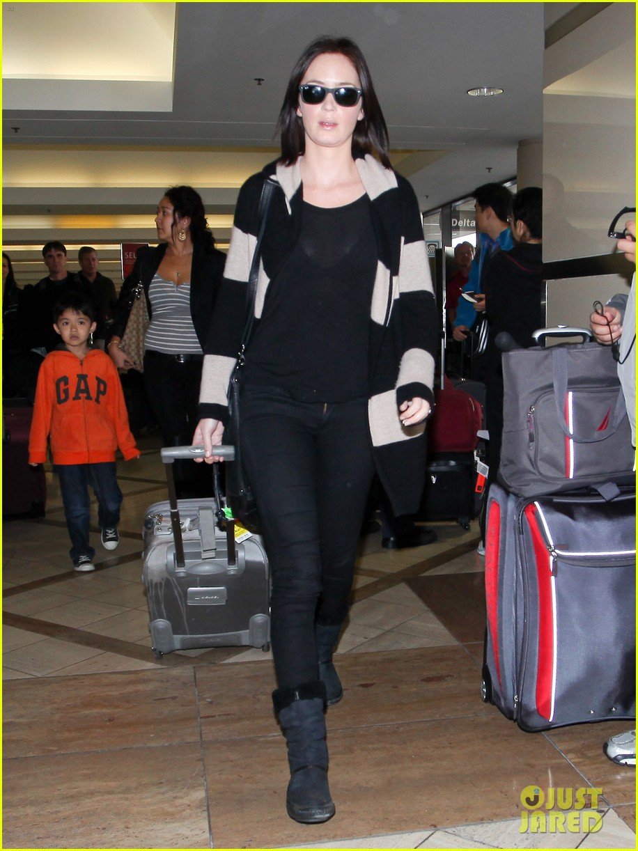 Emily Blunt Takes Off from LAX: Photo 2597494 | Emily Blunt Photos ...