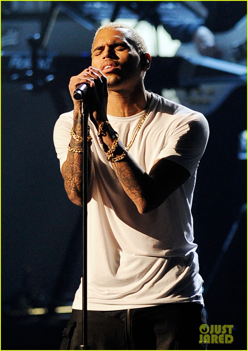 Chris Brown - AMAs 2011 Performance: Photo 2602640 | 2011 AMAs, Chris ...