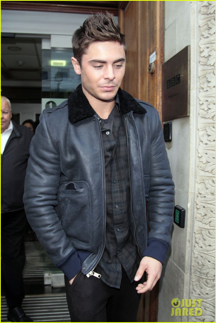 Zac Efron: BBC Radio One Visit!: Photo 2605172 | Zac Efron Photos ...