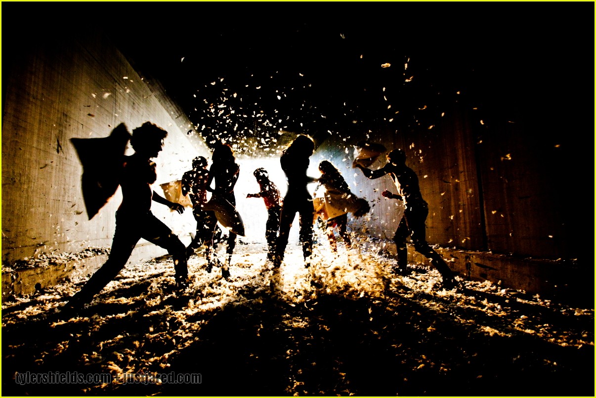 'Revenge' Cast: Bloody Pillow Fight!: Photo 2598460 | Ashley Madekwe ...