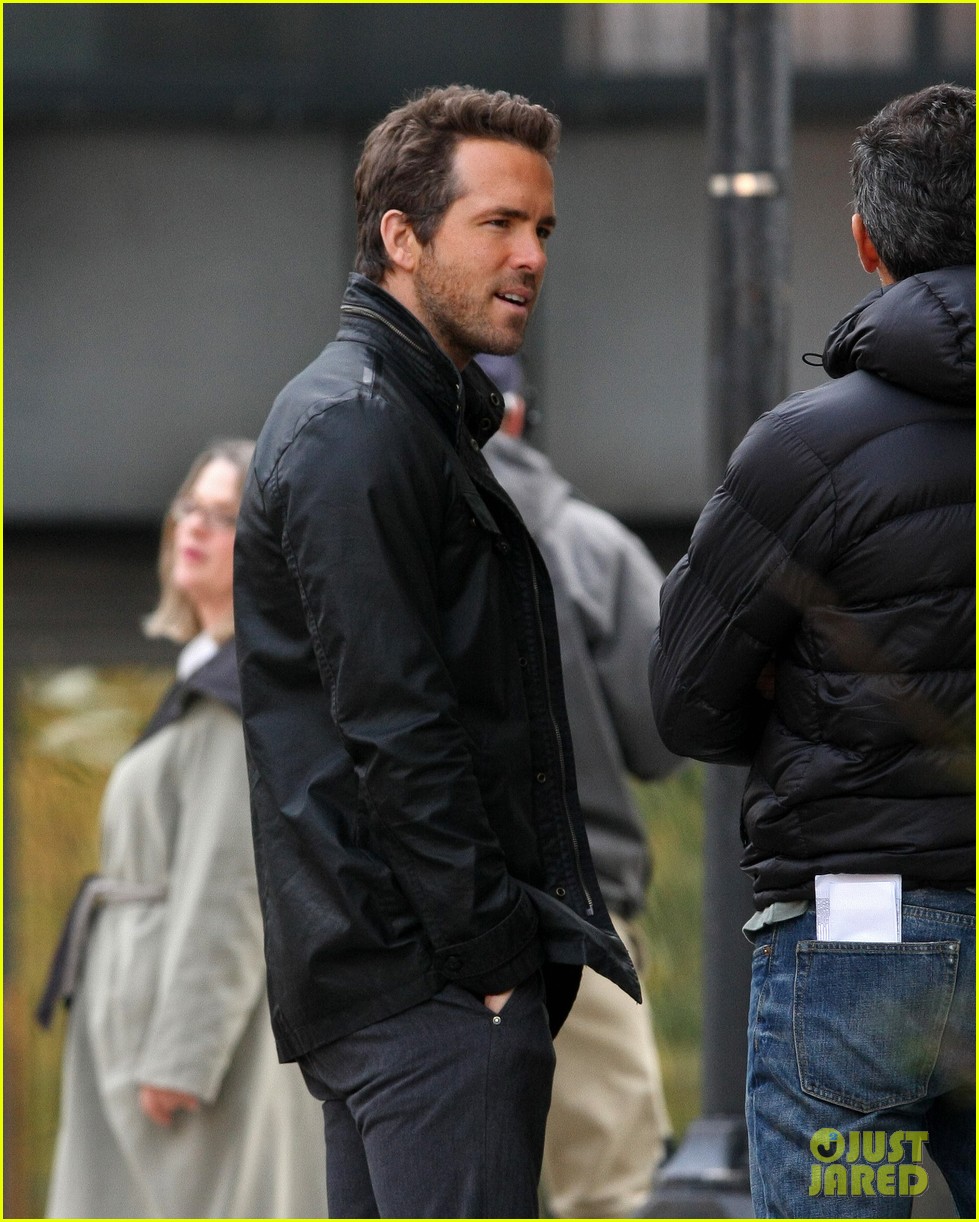 Ryan Reynolds: Dancing the Robot With Jeff Bridges!: Photo 2595603 ...
