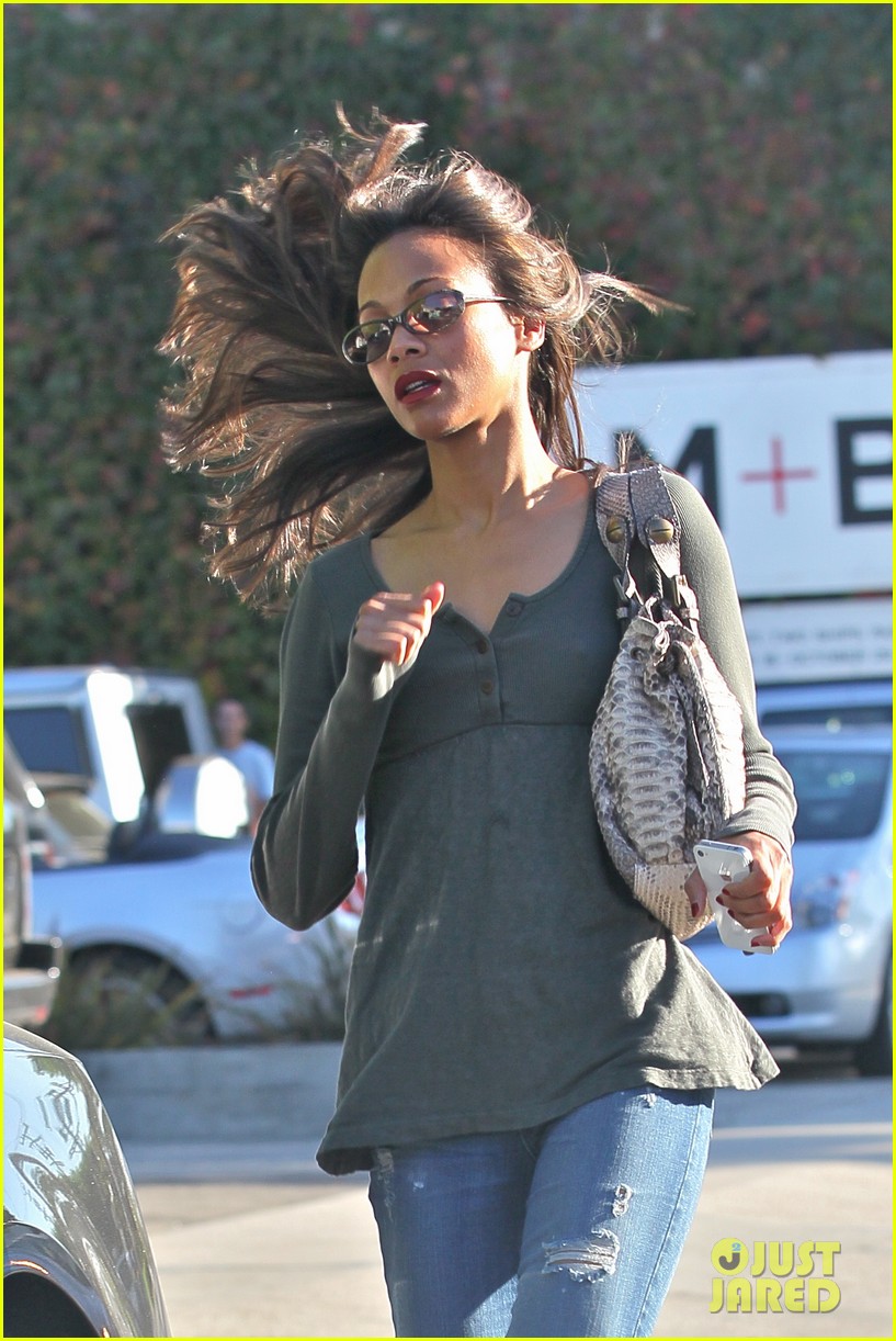Zoe Saldana Makes a Run For It: Photo 2596250 | Zoe Saldana Photos ...