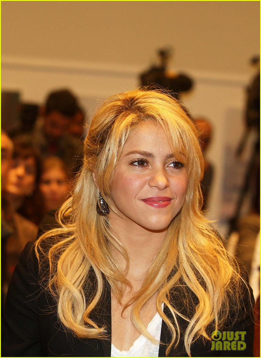 Shakira & Gerard Pique: Book Launch Lovebirds!: Photo 2601556 | Gerard ...