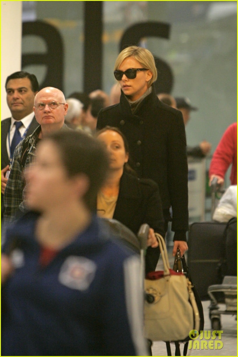 Charlize Theron: 'Young Adult' Oscar Buzz?: Photo 2597707 | Charlize ...