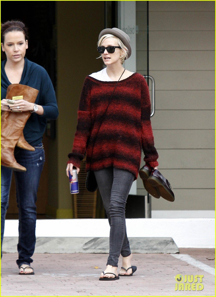 Ashlee Simpson: Manicure with a Gal Pal!: Photo 2610326 | Ashlee ...