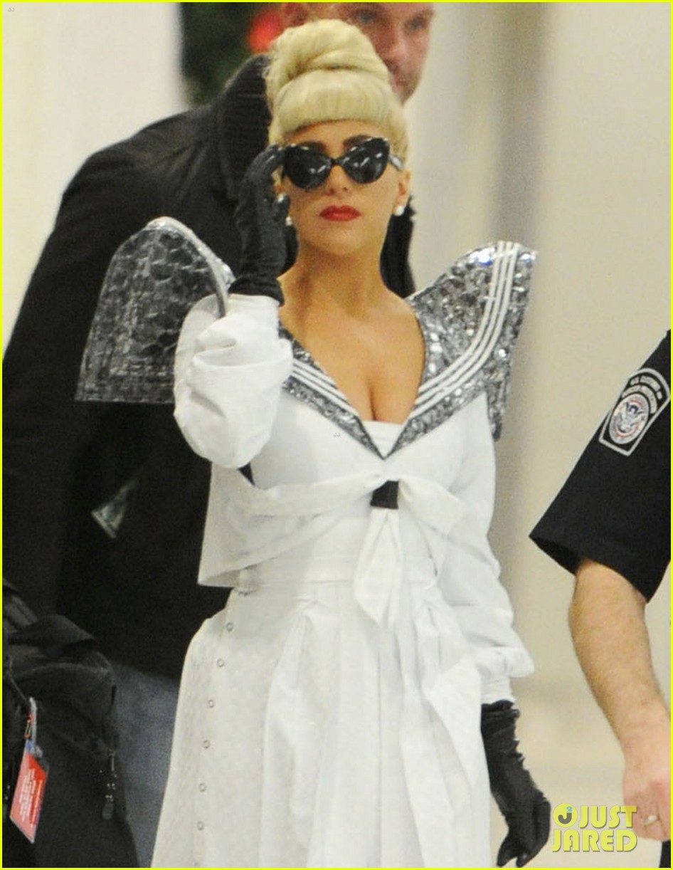 Lady Gaga: Exaggerated Shoulders!: Photo 2612189 | Lady Gaga Photos ...