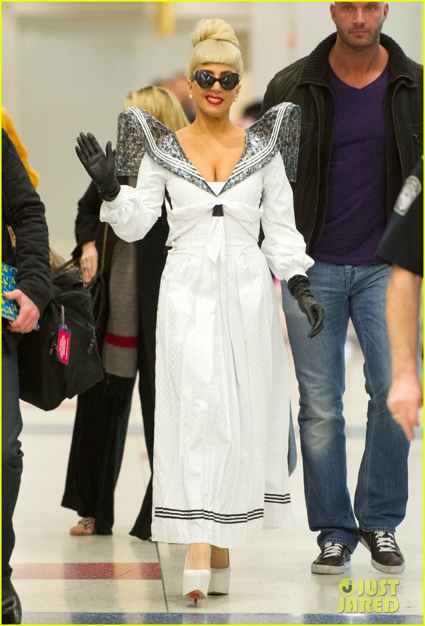 Lady Gaga: Exaggerated Shoulders!: Photo 2612190 | Lady Gaga Photos ...