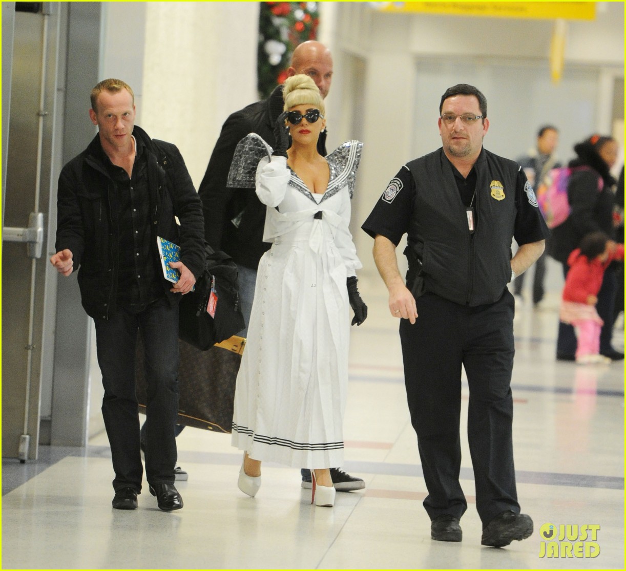 Lady Gaga: Exaggerated Shoulders!: Photo 2612191 | Lady Gaga Photos ...