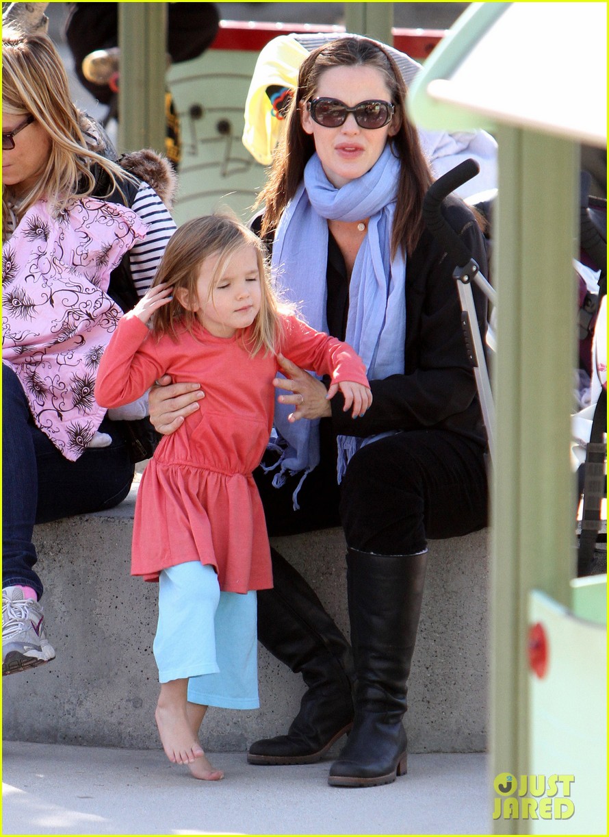 Jennifer Garner: Park Playtime with Violet & Seraphina!: Photo 2606827 ...