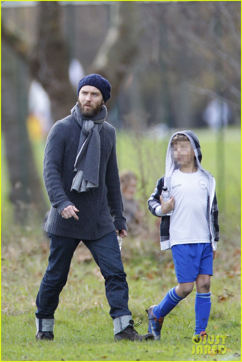 Jude Law Watches Rudy's Soccer Game: Photo 2606429 | Celebrity Babies ...
