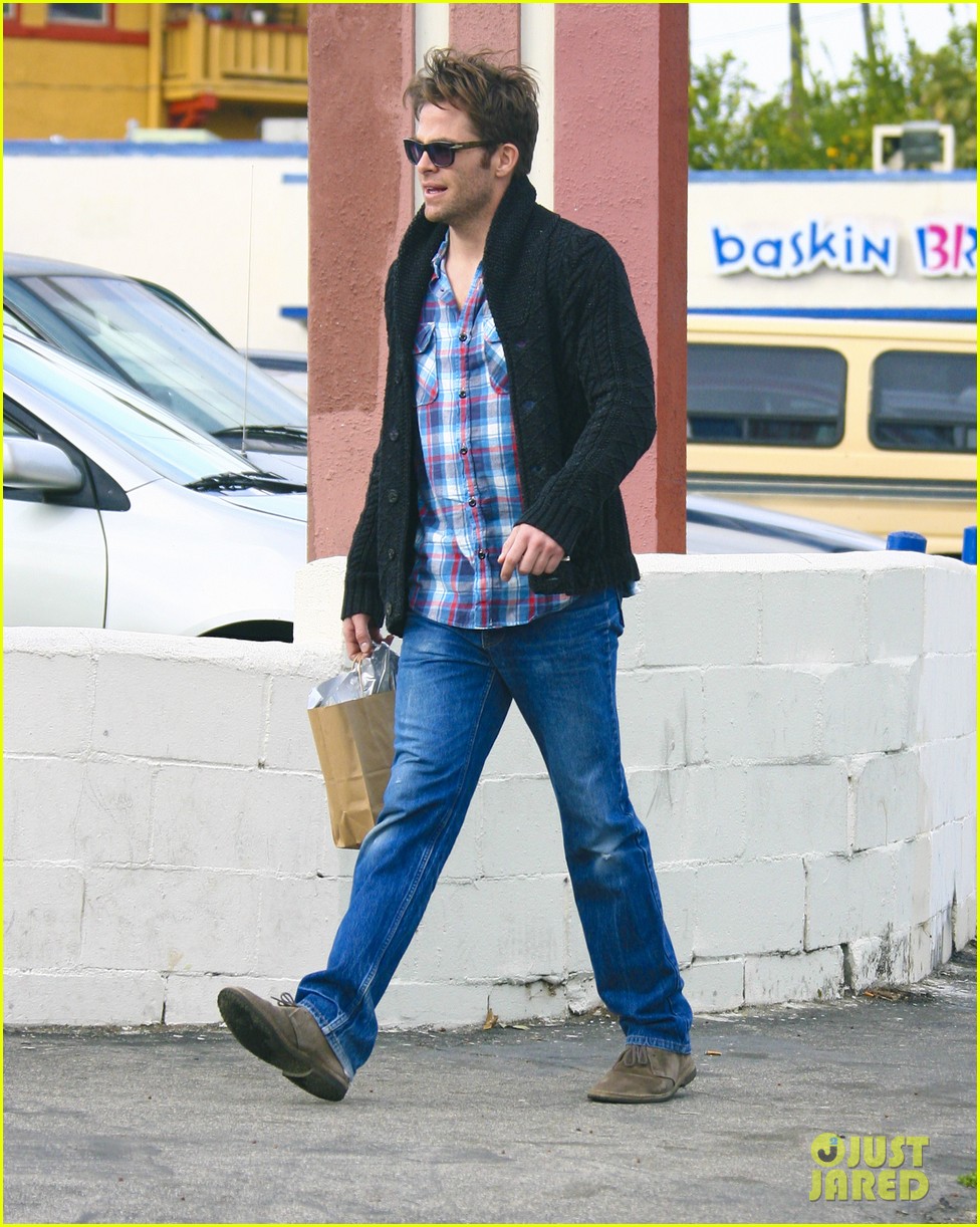Chris Pine: Sunday Stroll in LA: Photo 2609371 | Chris Pine Photos ...
