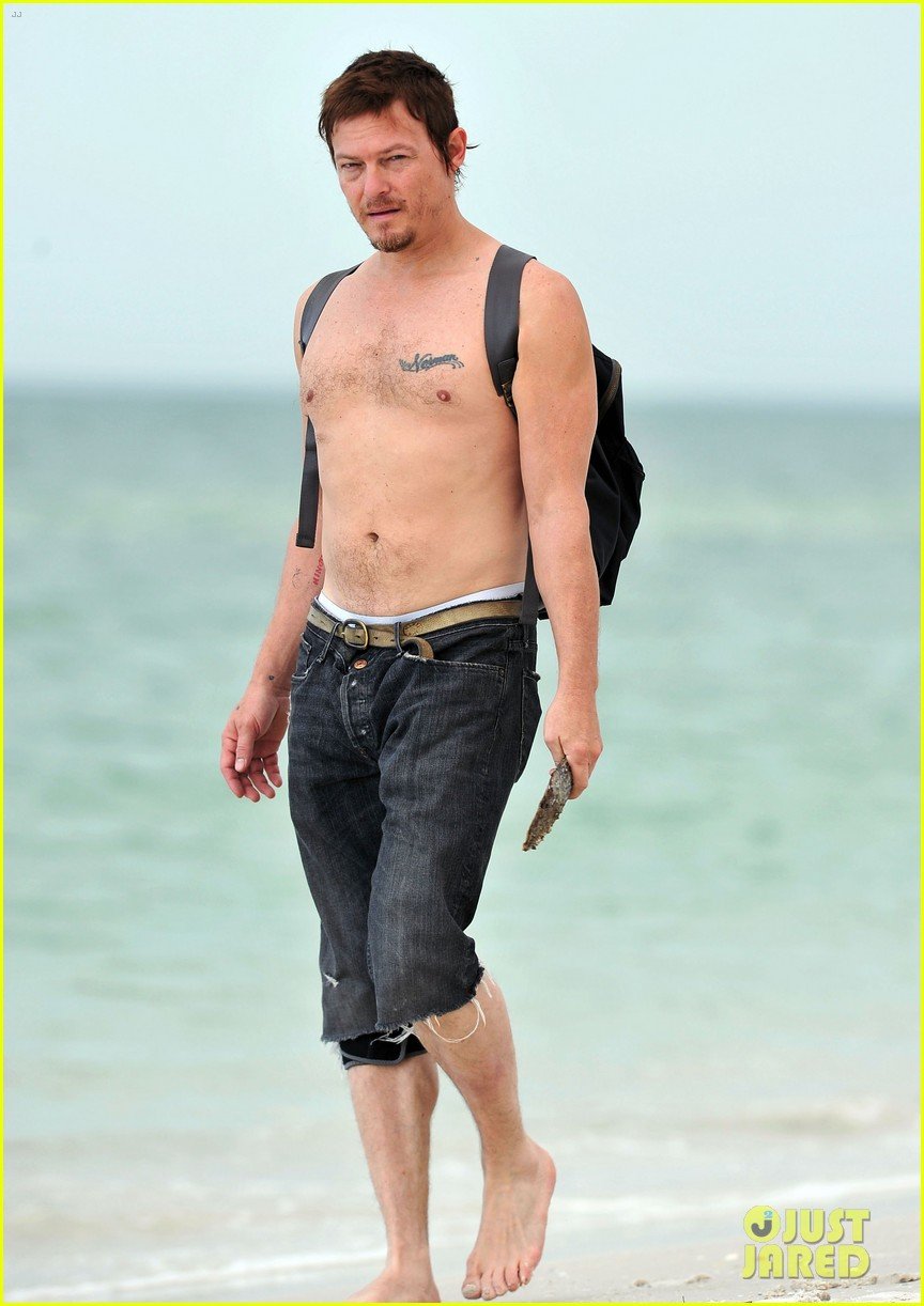 Walking Dead's Norman Reedus: Shirtless Beach Stroll!: Photo 2610779 ...