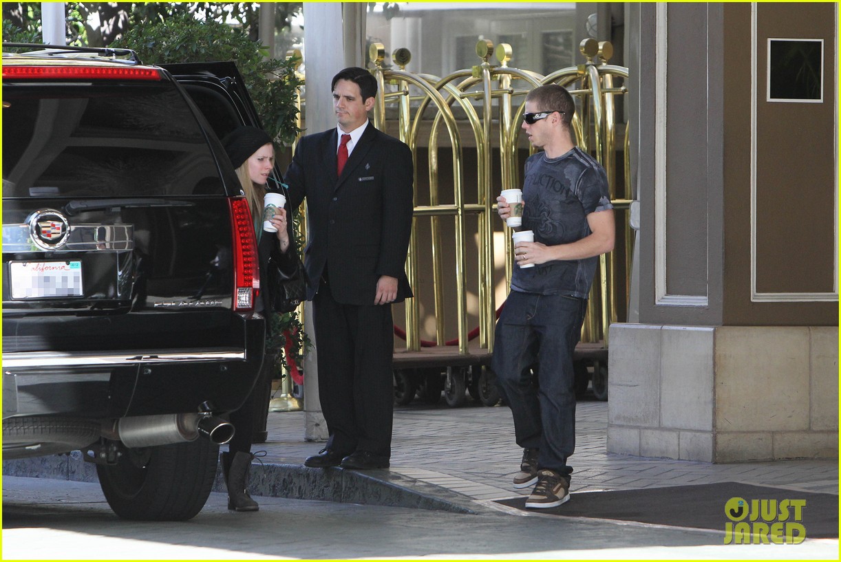 Avril Lavigne: Four Seasons Hotel with Brother Matthew!: Photo 2621211 ...