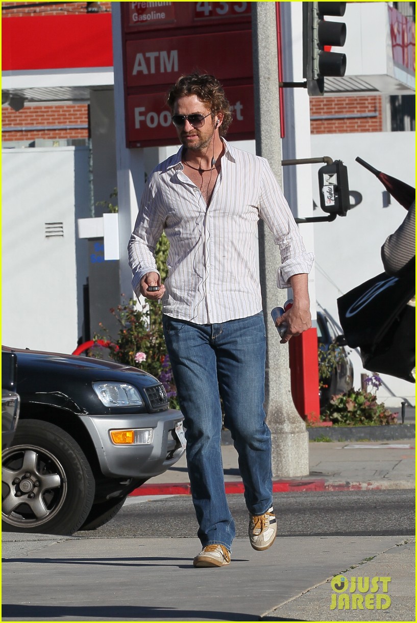 Gerard Butler: Gas Station Stop: Photo 2622254 | Gerard Butler Photos ...