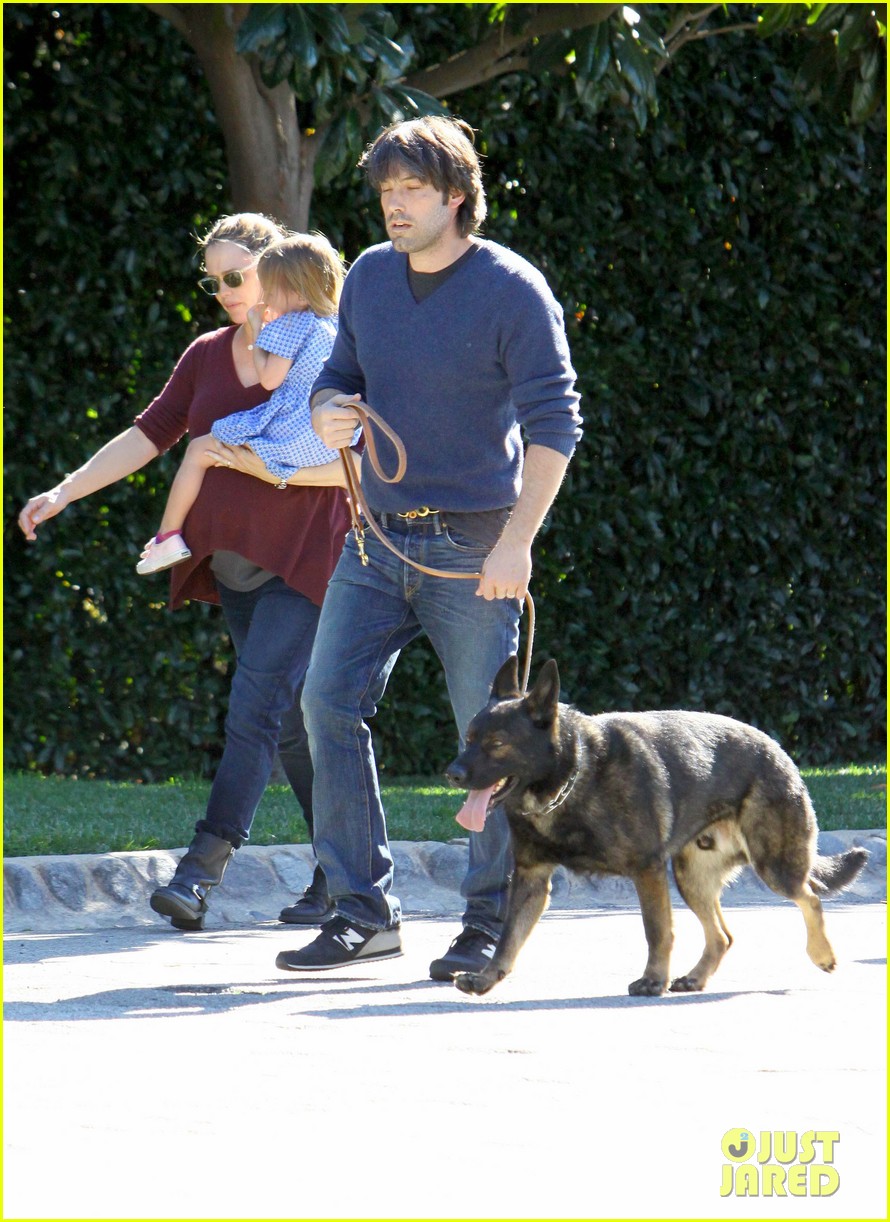 Jennifer Garner & Ben Affleck Walk with the Girls & Grandma: Photo ...