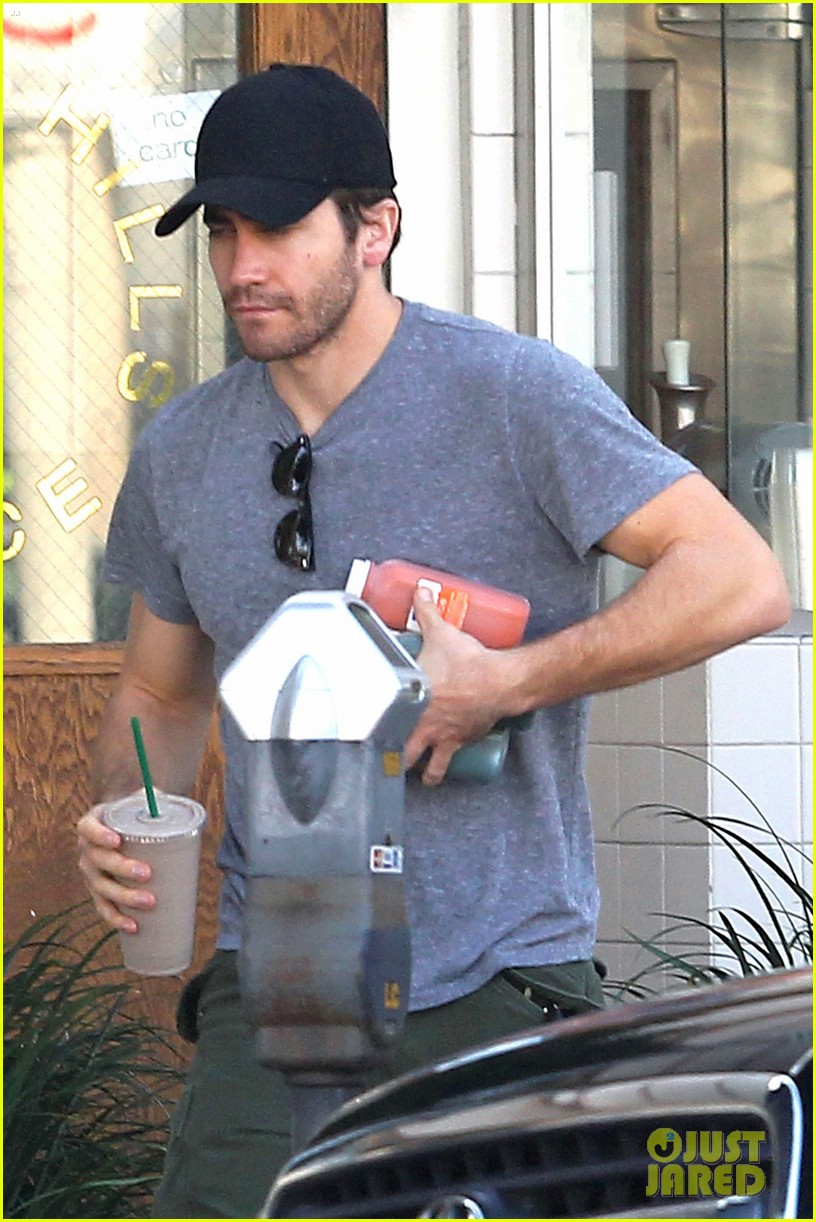 Jake Gyllenhaal Juggles Juice & Coffee: Photo 2619458 | Jake Gyllenhaal ...
