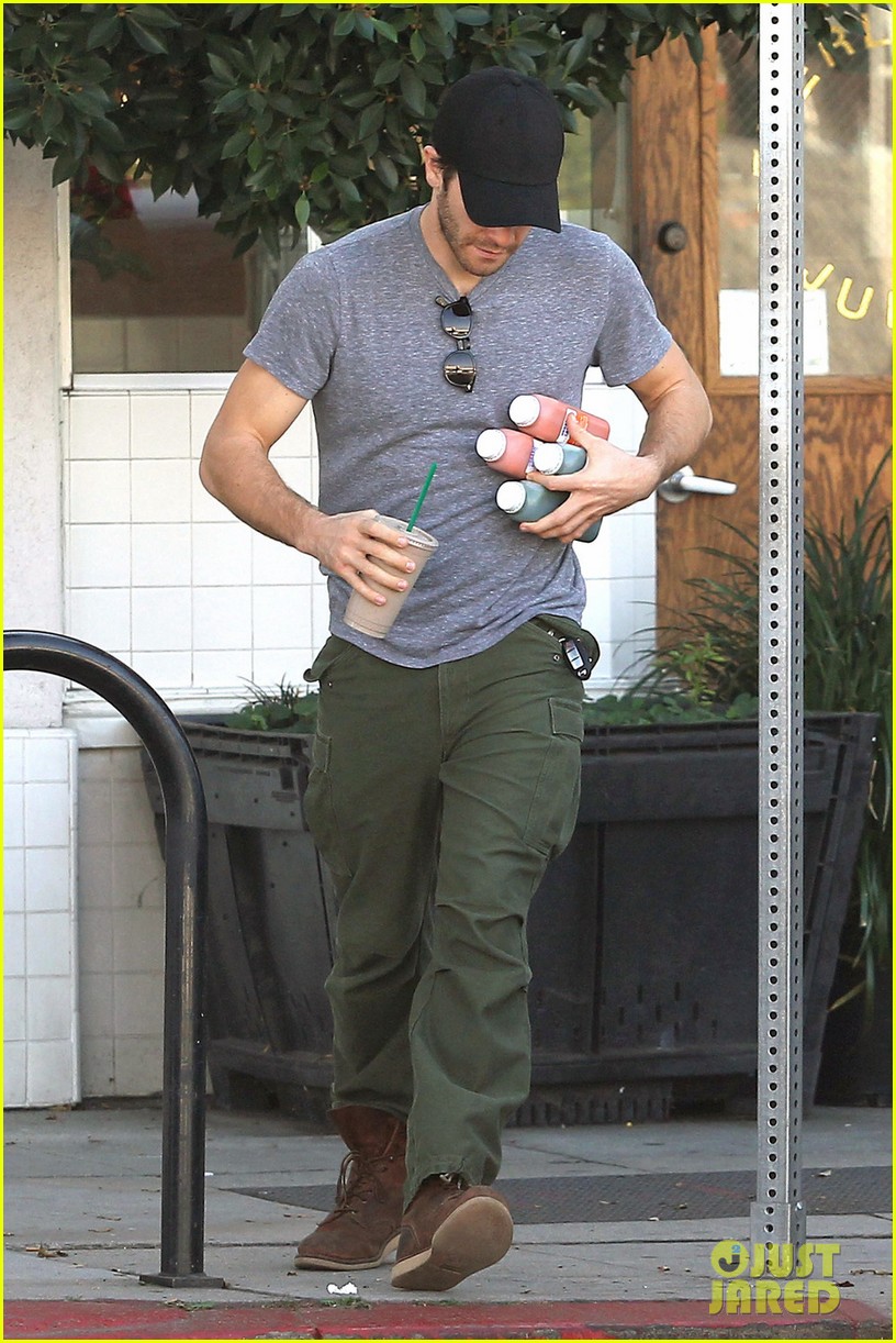 Jake Gyllenhaal Juggles Juice & Coffee: Photo 2619459 | Jake Gyllenhaal ...