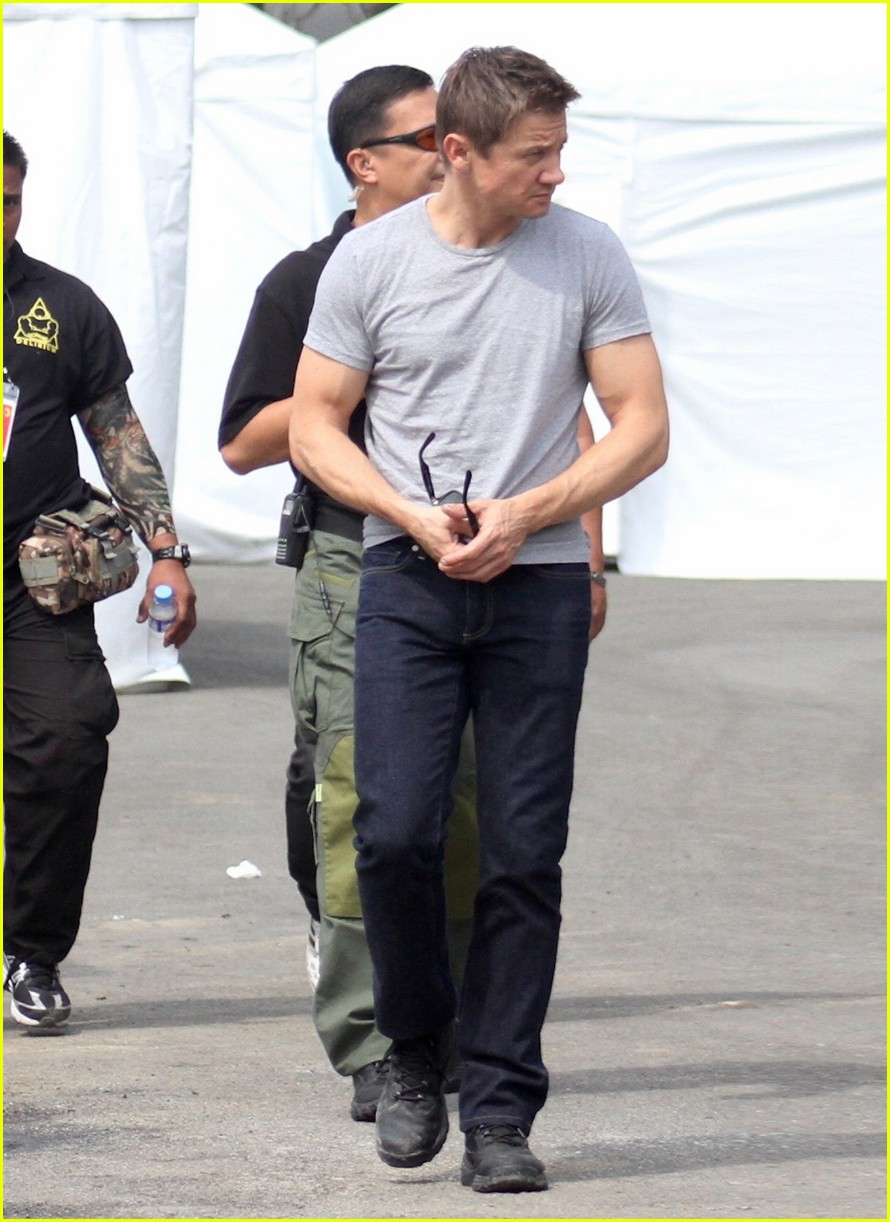 Jeremy Renner: 'Bourne Legacy' Set With Edward Norton: Photo 2622041 ...